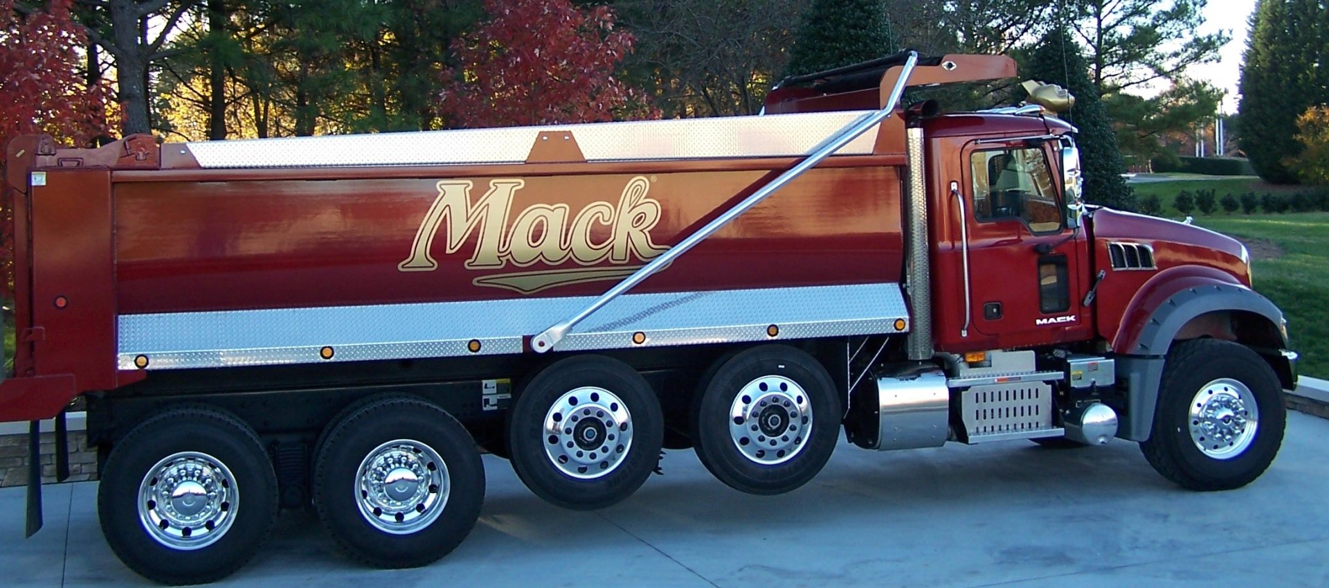 Download Vehicle Mack Trucks Wallpaper
