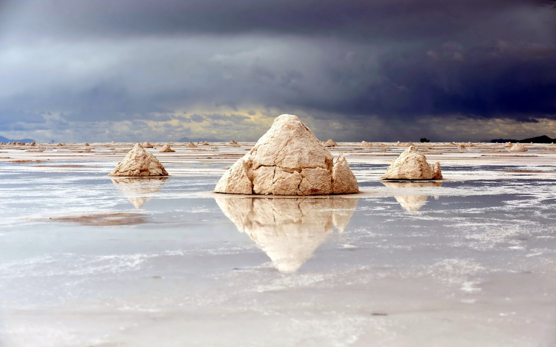 Serene Reflections: Nature's Beauty in HD Wallpaper