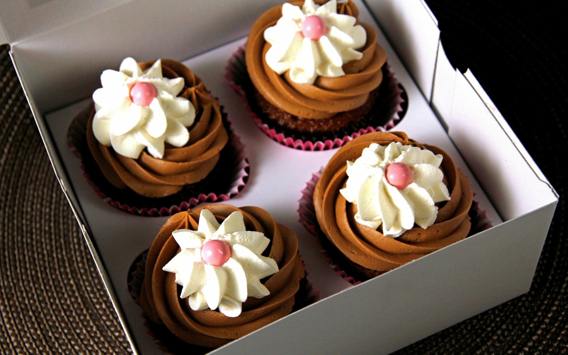Delightful Cupcakes HD Wallpaper for Sweet Moments | 2880x1800 ...