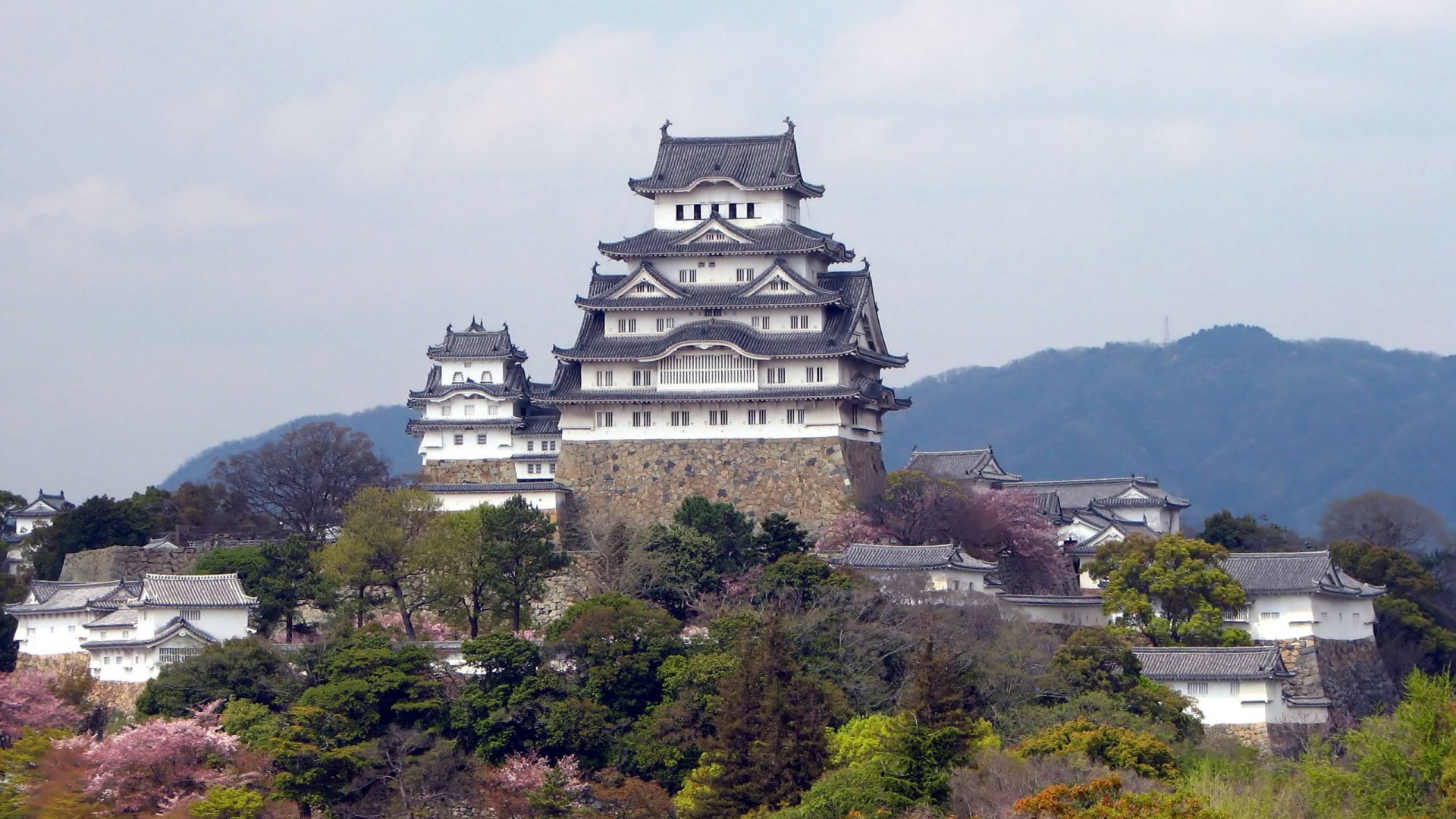 Majestic Himeji Castle HD Wallpaper: Timeless Man-Made Elegance