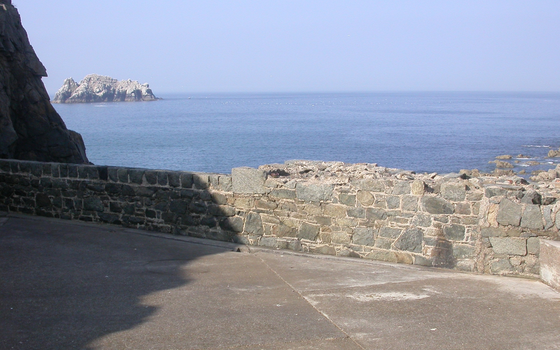 Serene View at Fort Clonque - HD Wallpaper