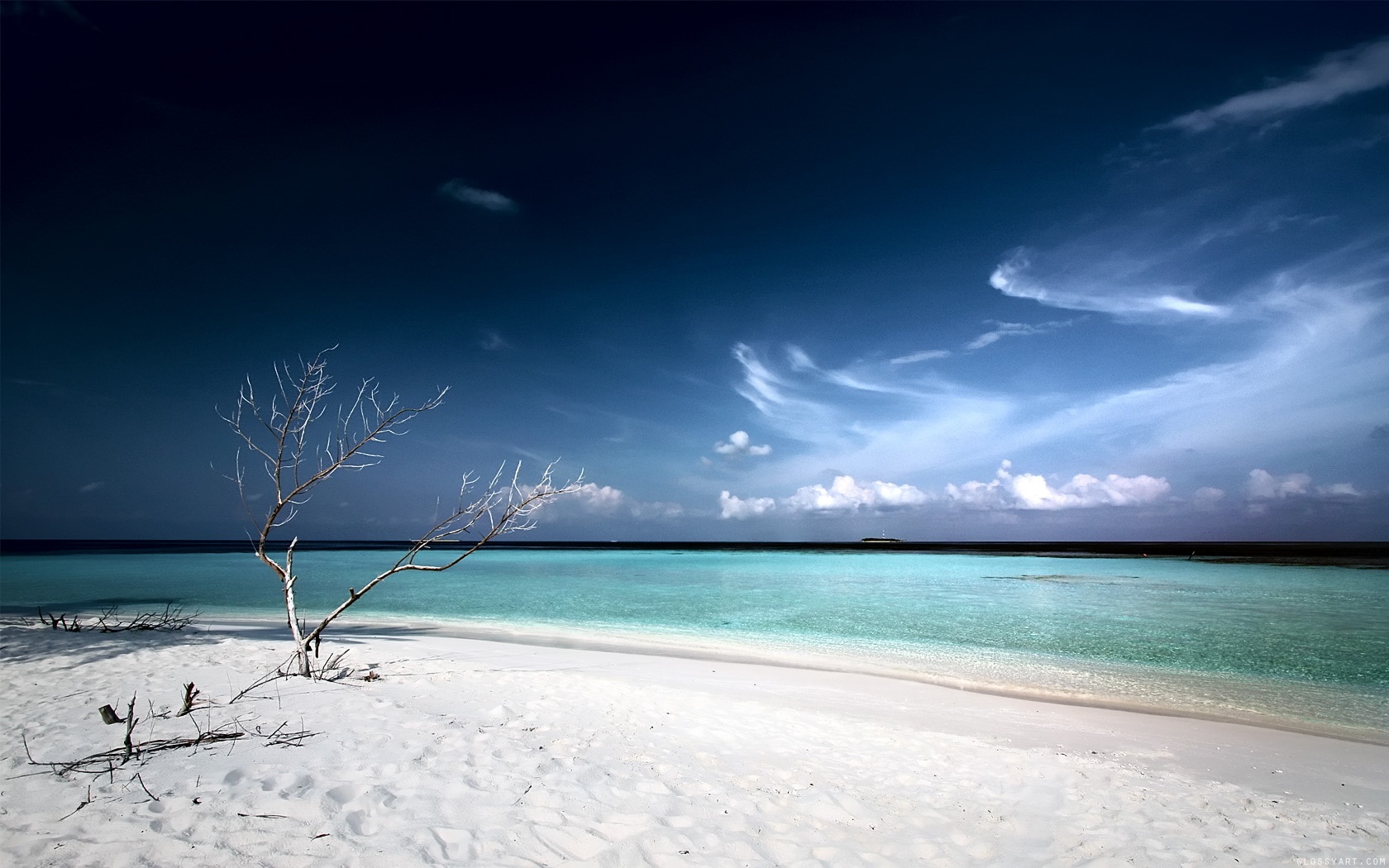 Serene Beach Escape: HD Wallpaper of Nature's Beauty