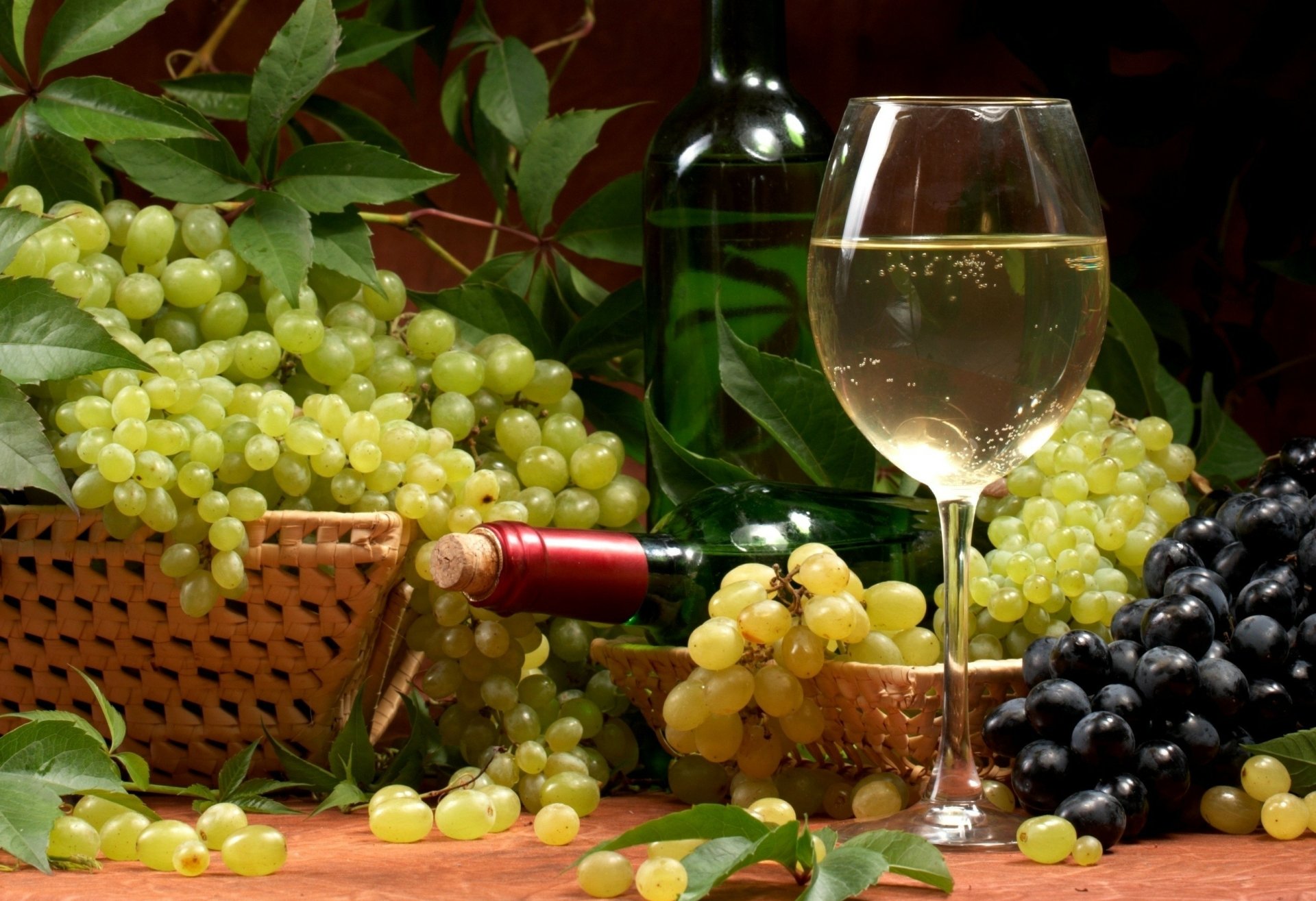 HD Wallpaper of Grapes and Wine: A Feast for the Senses