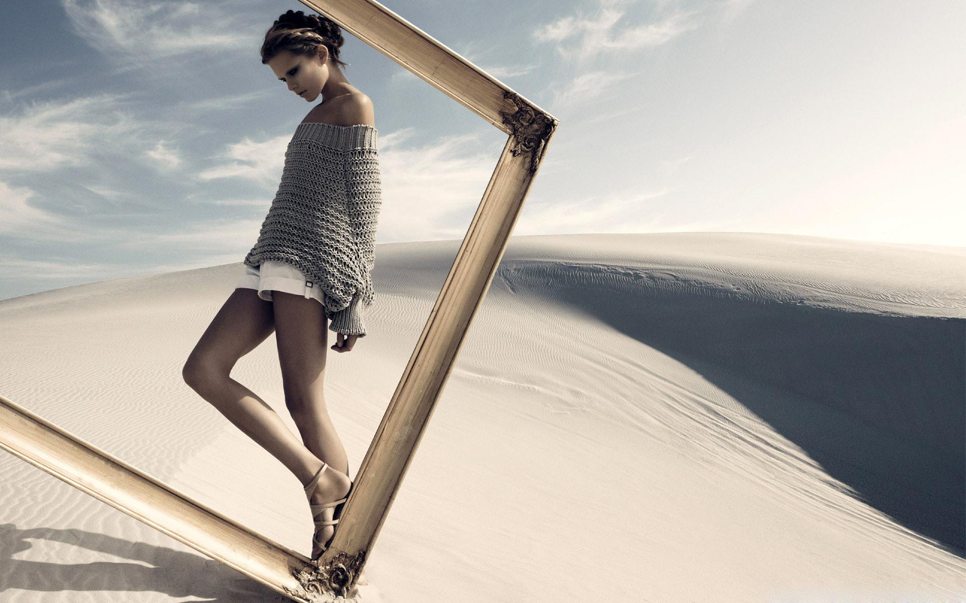 Radiant Model Elegance: HD Woman in the Desert Frame