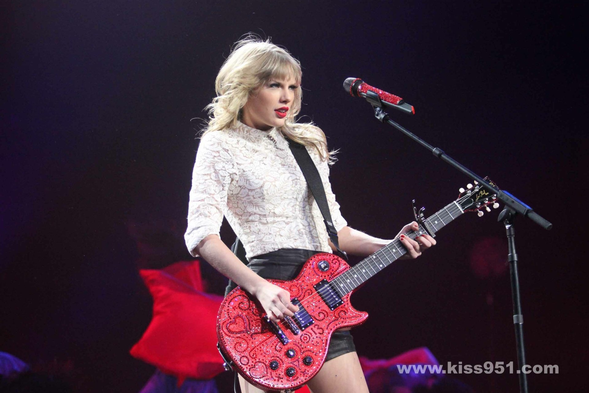 Taylor Swift Live: Stunning HD Music Wallpaper with Iconic Guitar