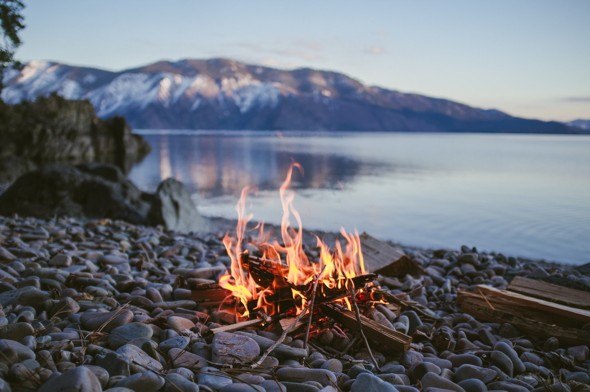 HD Firelight Serenity: Stunning Lakeside Photography Wallpaper