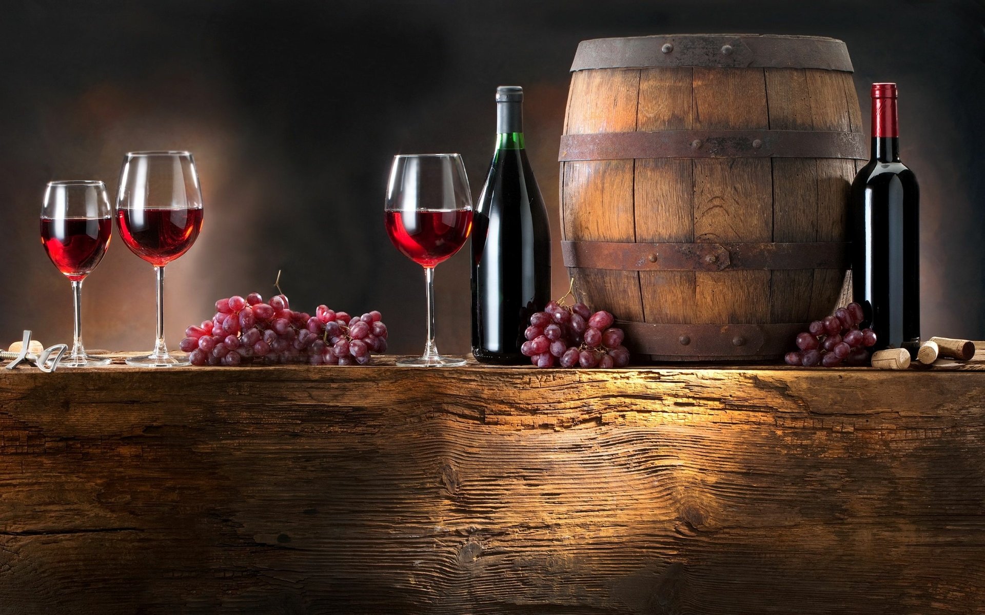 Rich Red Wine & Grapes HD Delight | 2560x1600 | Wallpaper Abyss