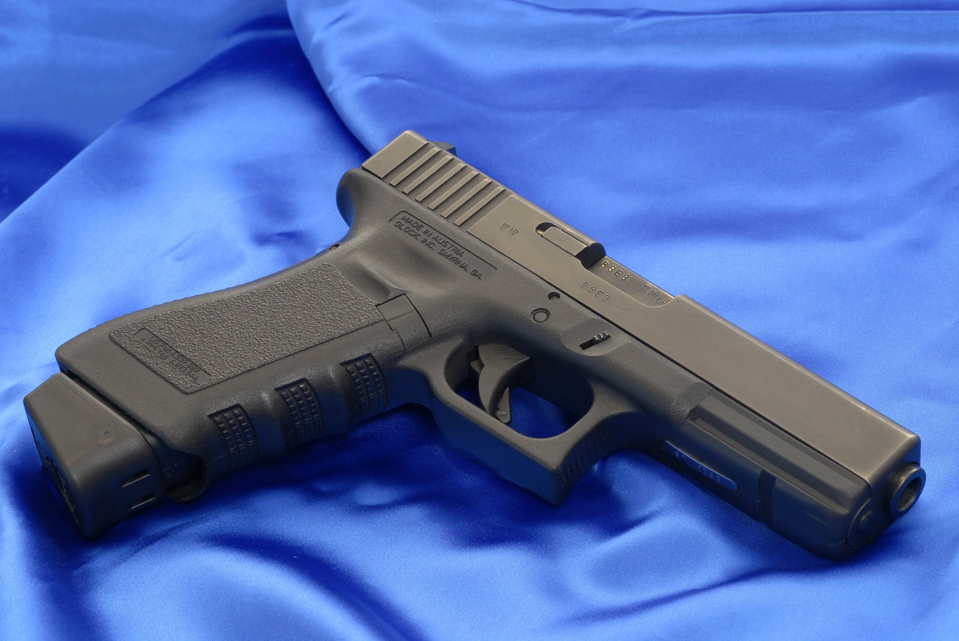 Glock Pistol HD Wallpaper - Man Made Mastery