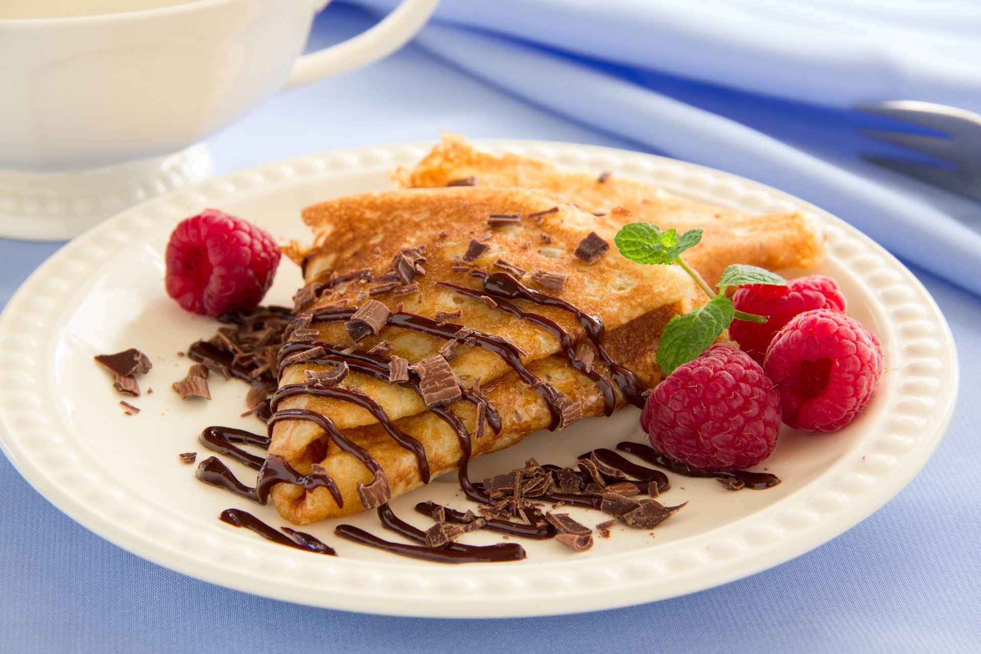 Decadent Raspberry Chocolate Crêpe Delight – 4K Ultra HD Dessert Wallpaper