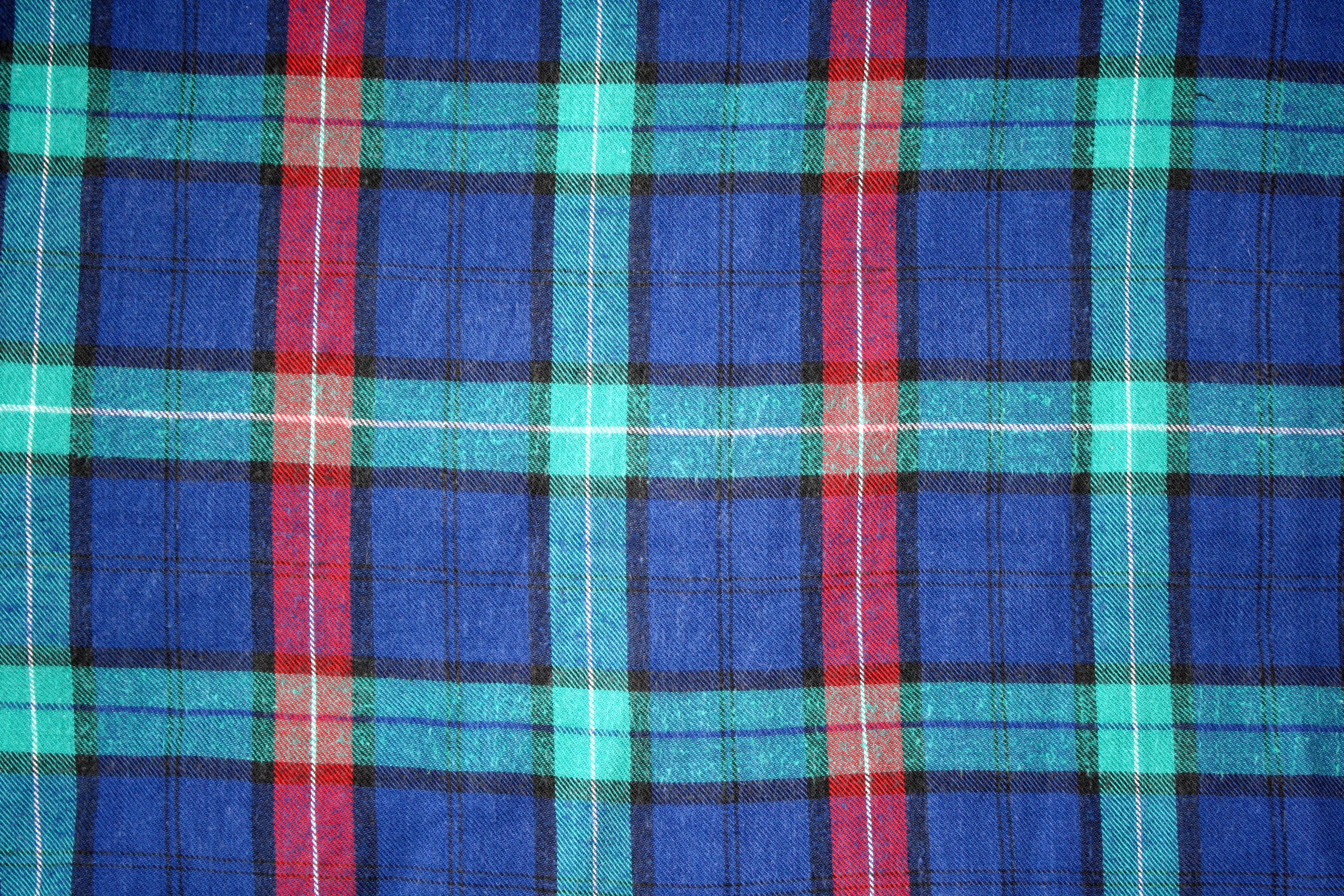 4K Ultra HD Abstract Pattern: Vibrant Tartan Weave