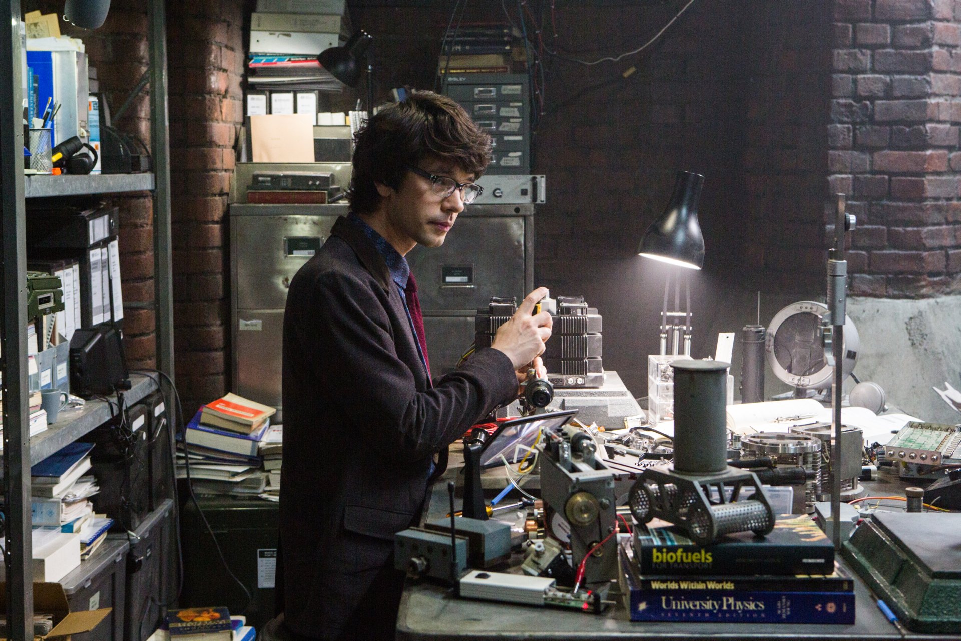 Q's Tech Lab – Ben Whishaw in Spectre | HD James Bond Wallpaper