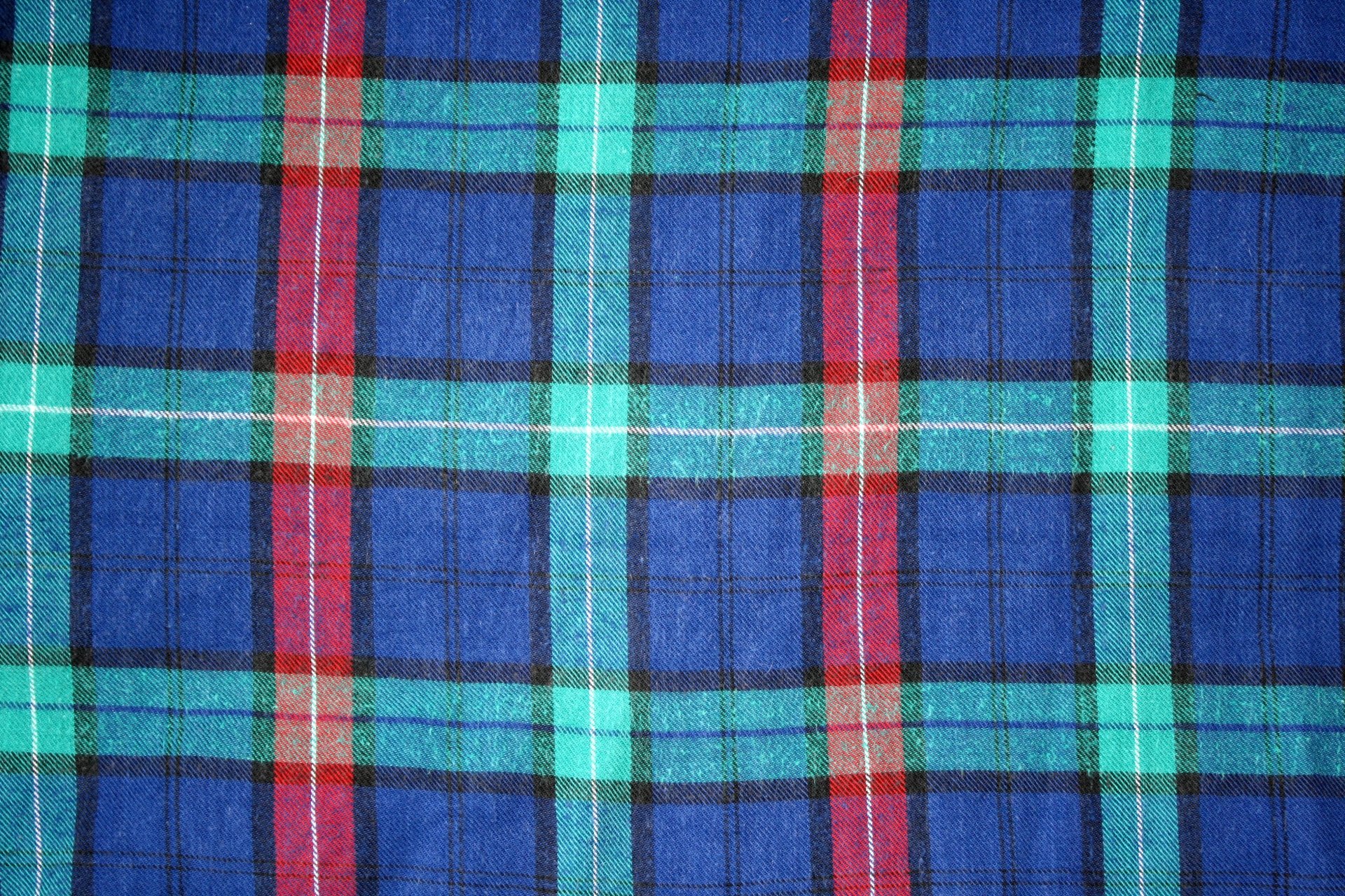 4K Ultra HD Abstract Pattern: Vibrant Tartan Weave
