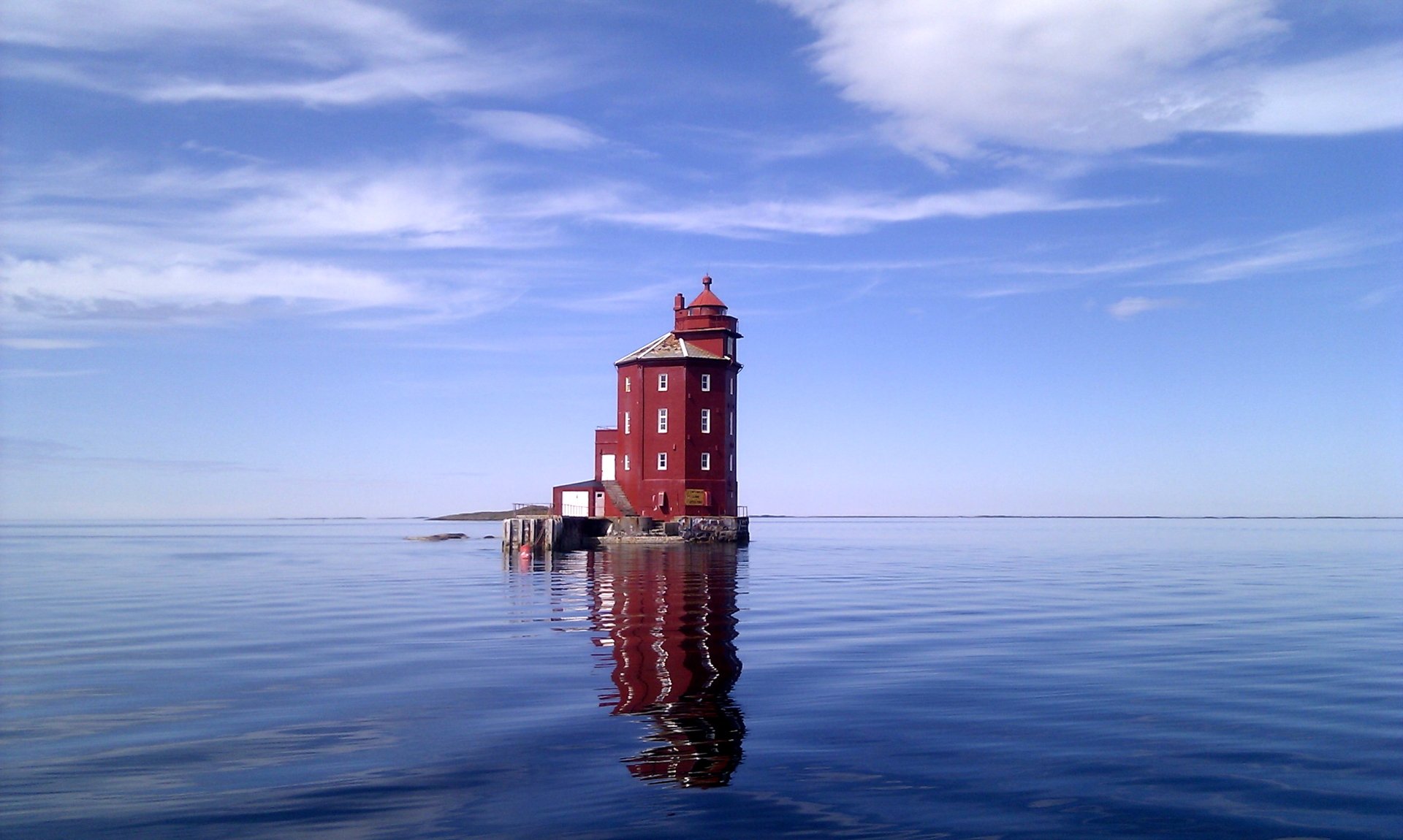 Norwegian Lighthouse Reflection: Serene Man-Made Beauty in HD