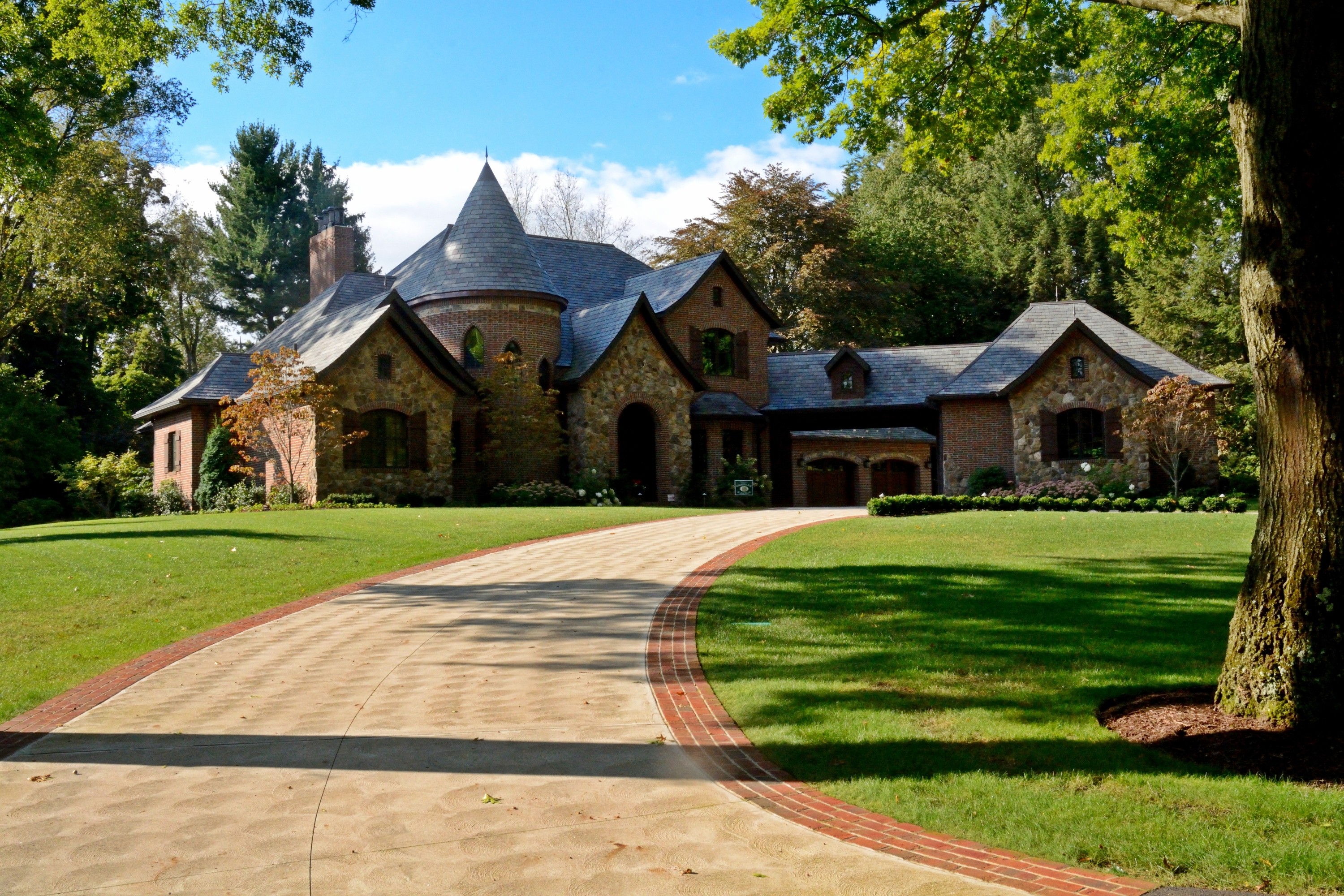 Elegant Manor HD Wallpaper: Stunning Crafted House in Nature