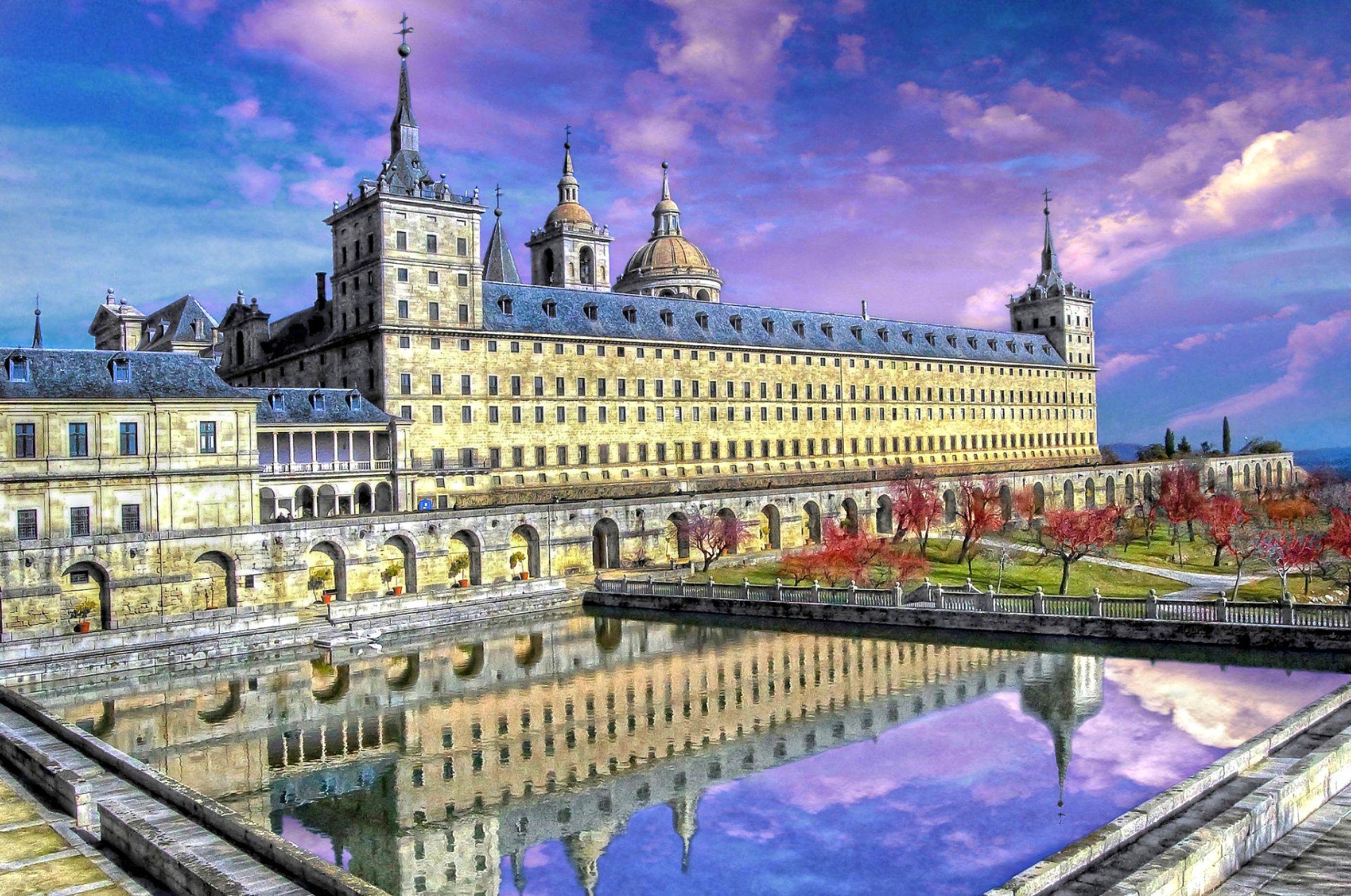 Man-Made Majesty: Spanish Palace Reflections — HD Wallpaper