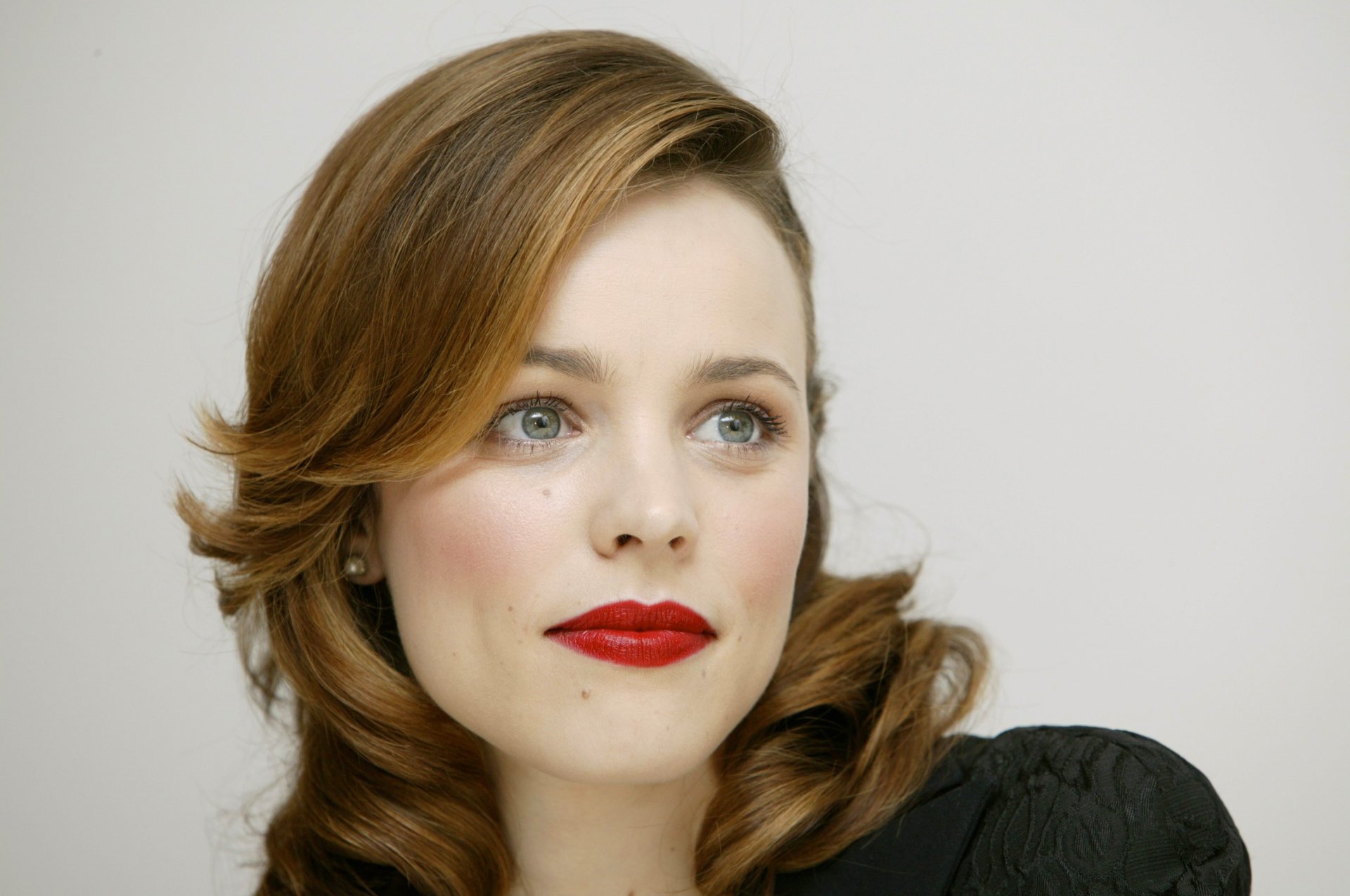 Rachel McAdams in Stunning 4K – Iconic Canadian Beauty with Bold Lipstick