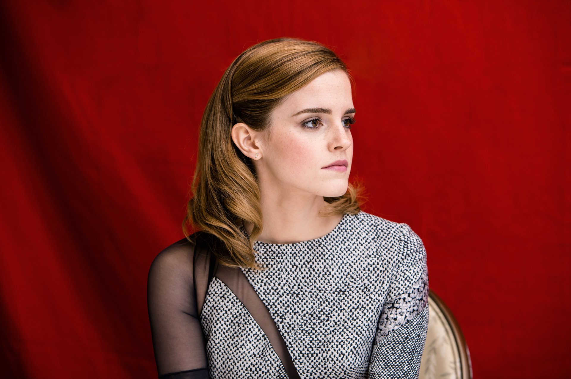 Emma Watson: Stunning HD Wallpaper of the English Actress | 2000x1328 ...