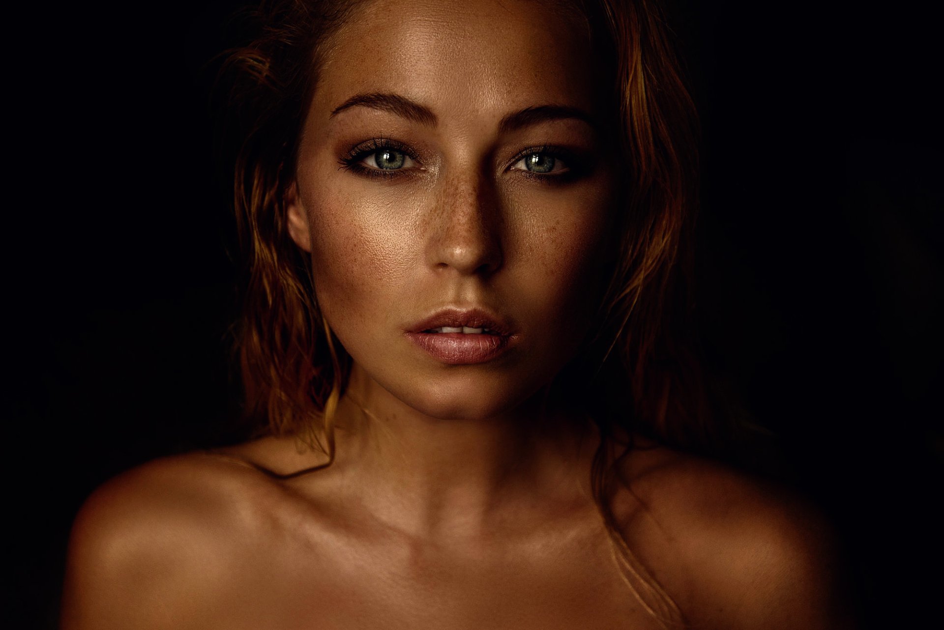 Radiant Freckled Beauty: HD Portrait of a Green-Eyed Woman Model