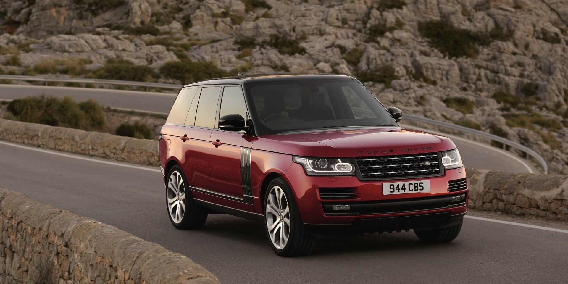 Range Rover SUV HD Wallpaper – Rugged Luxury on the Road