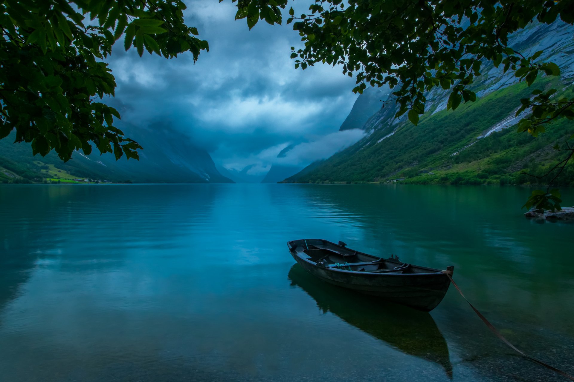 Serene Foggy Mountain Lake: 4K Ultra HD Wallpaper | 5473x3649 ...