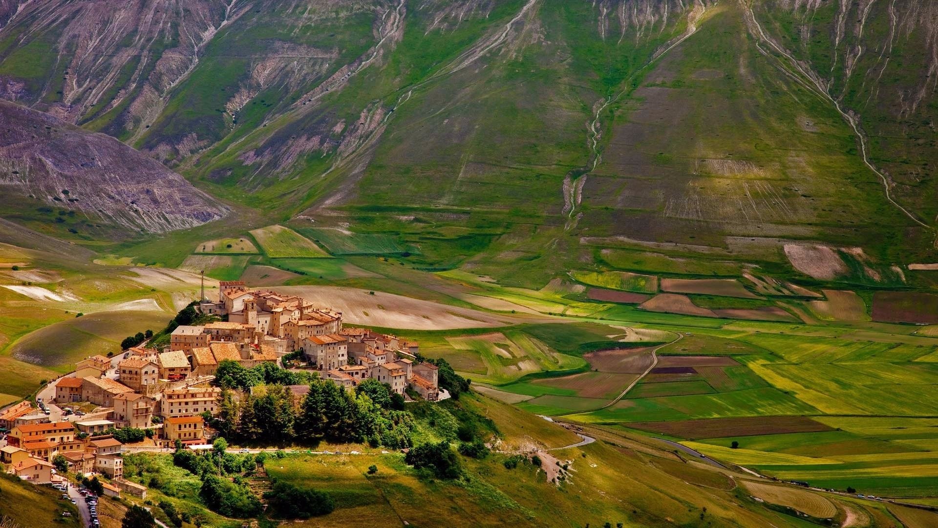 Castelluccio Village: Stunning Mountain Valley Fields of Italy HD Wallpaper