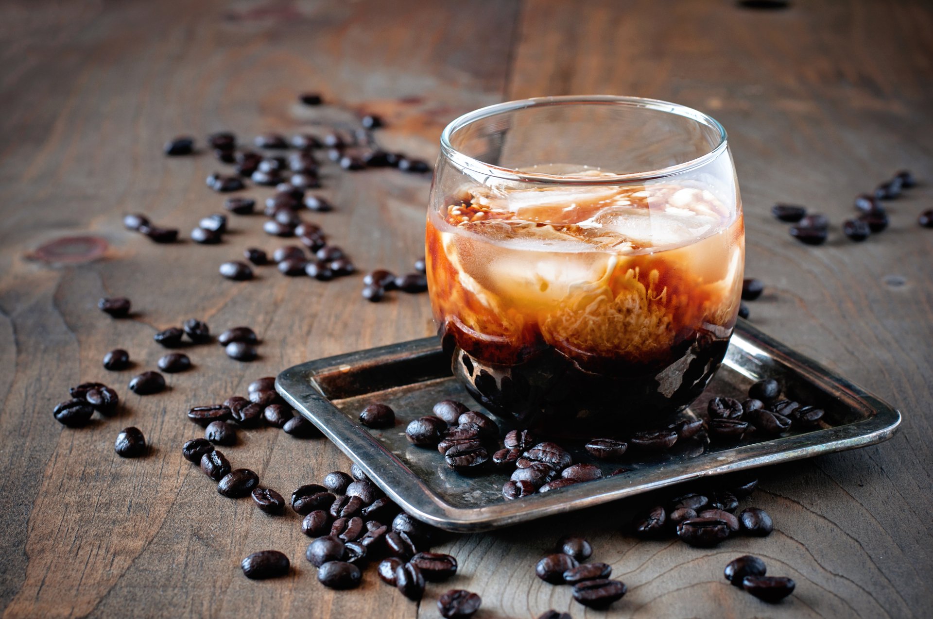 2K Quad HD Wallpaper: Creamy Iced Coffee in Glass with Scattered Beans