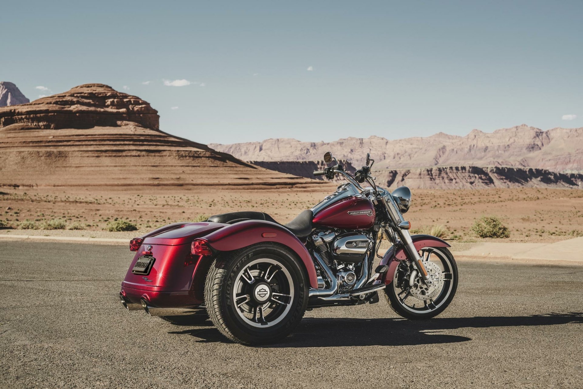 Harley-Davidson Freewheeler: Bold Ride HD Wallpaper in Desert Majesty