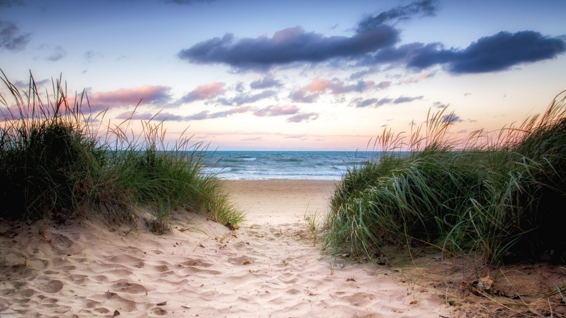 Serene Beach Horizon: A Stunning HD Wallpaper of Nature's Path