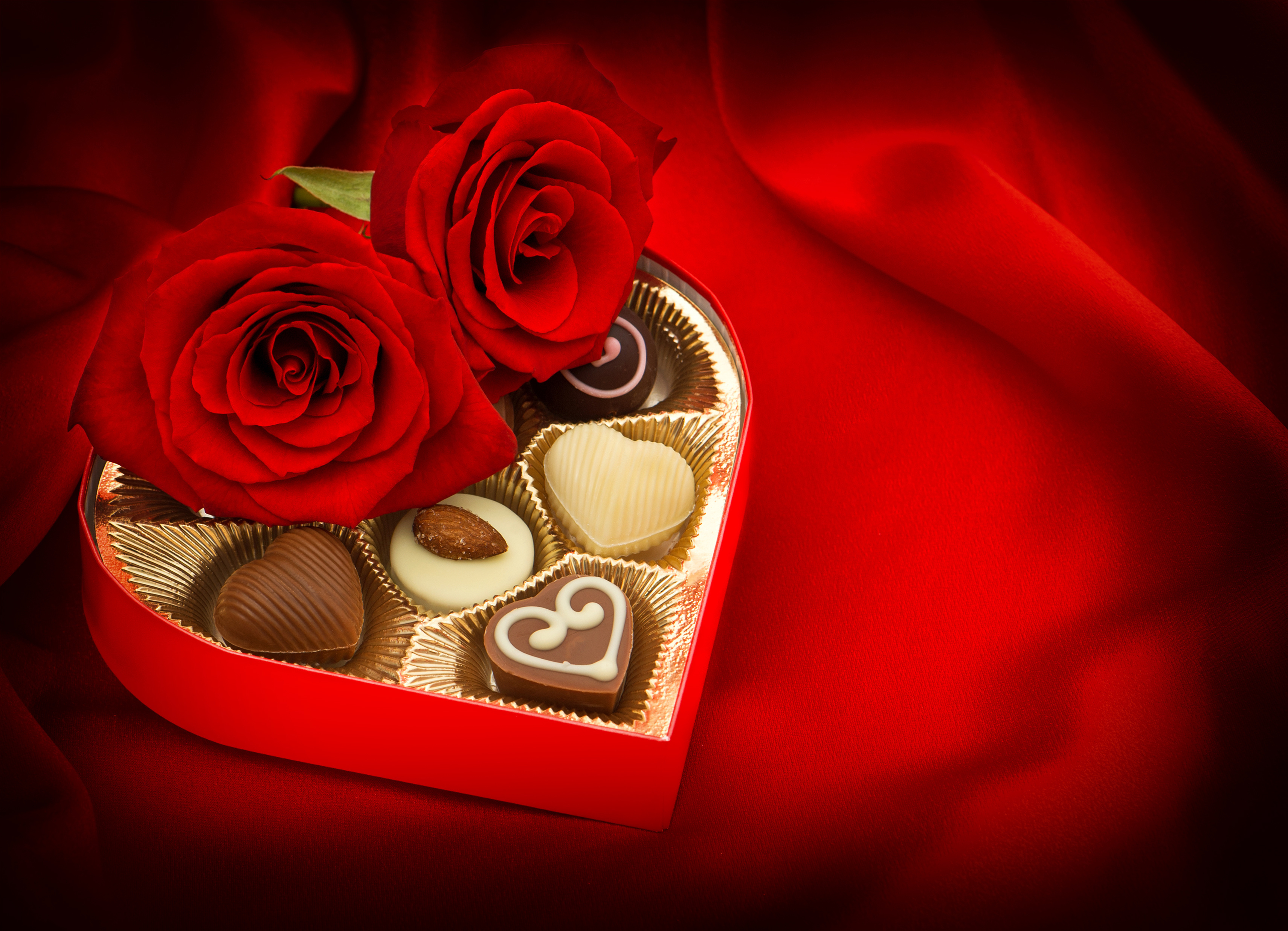 Download Red Rose Heart Chocolate Holiday Valentine's Day HD Wallpaper