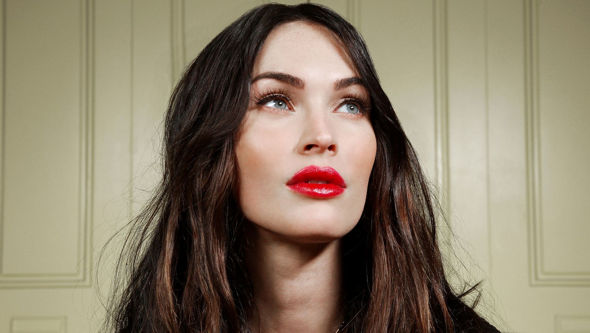 Megan Fox HD Wallpaper – Stunning Brunette Actress & Model Spotlight