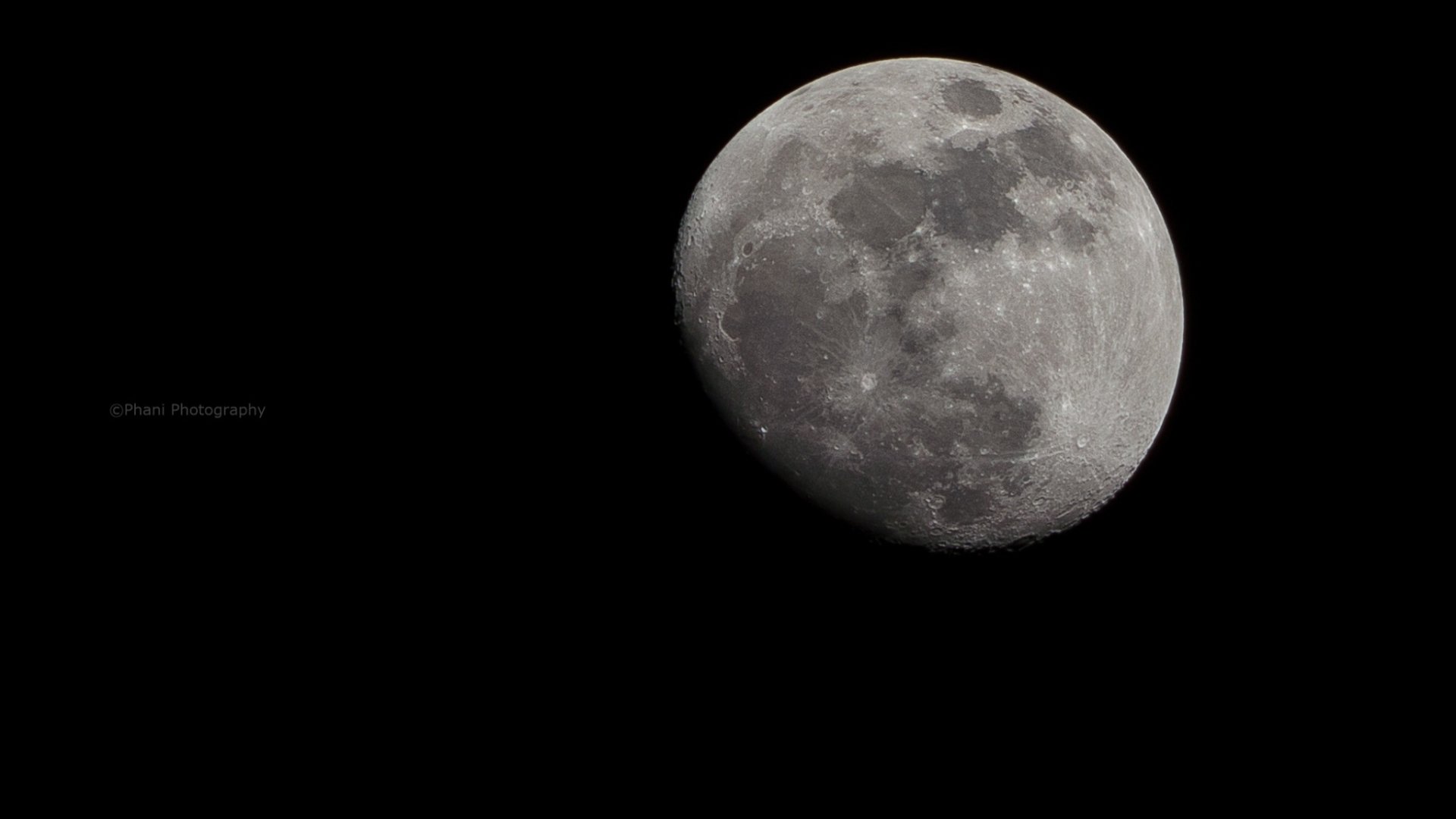 HD Lunar Majesty: Nature's Moon in Stunning Detail