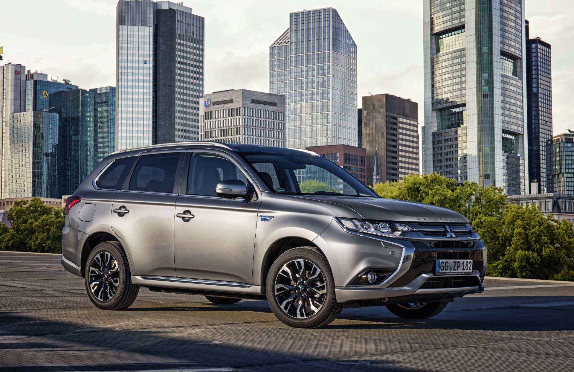 Mitsubishi Outlander Silver SUV – 4K Ultra HD Urban Drive Wallpaper