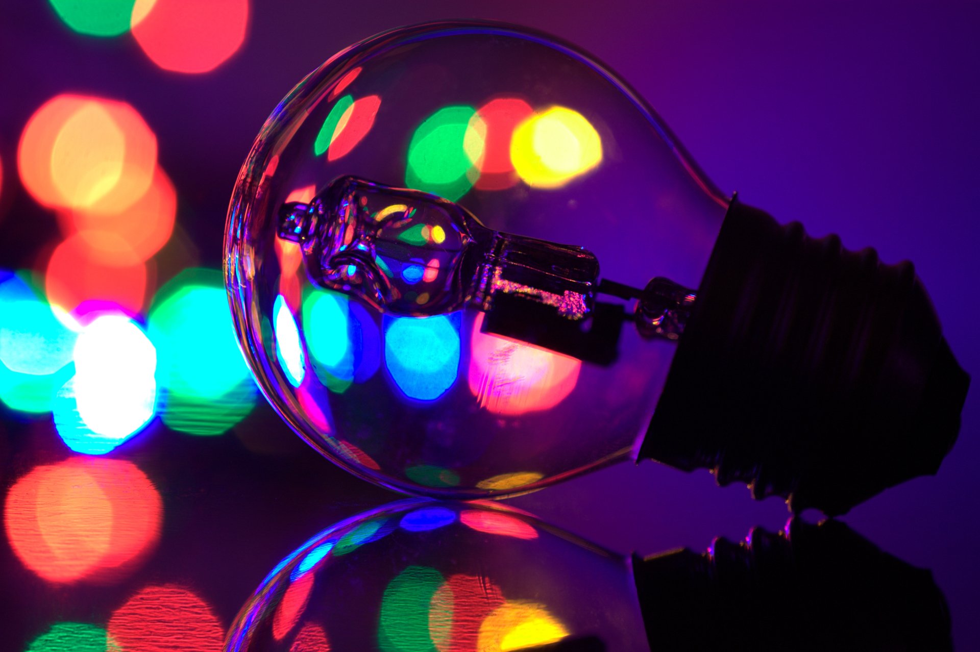 Vibrant Bokeh Glow: 4K Ultra HD Close-Up of Reflective Light Bulb ...