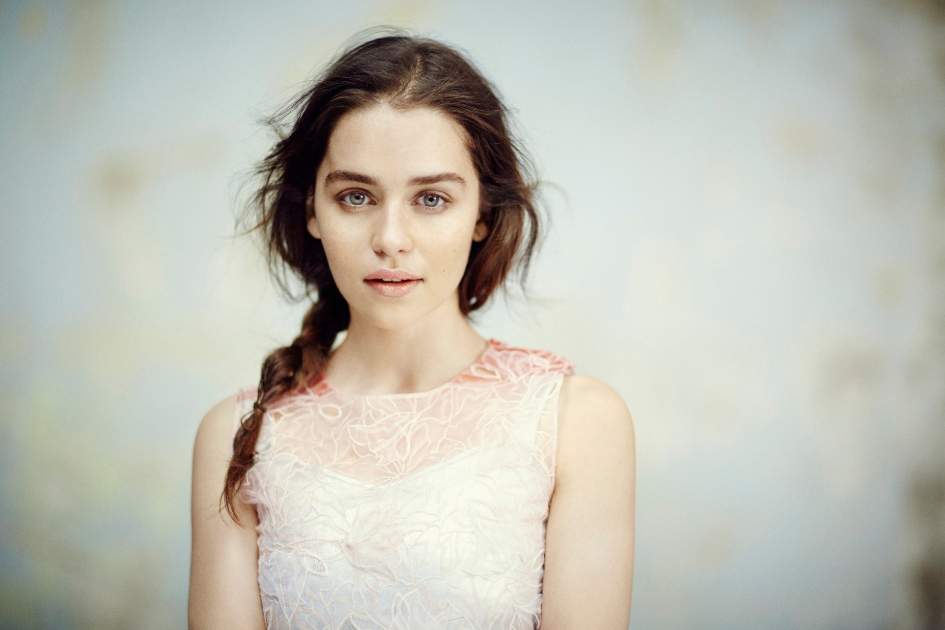 Emilia Clarke HD Wallpaper – Stunning Blue-Eyed Brunette English ...