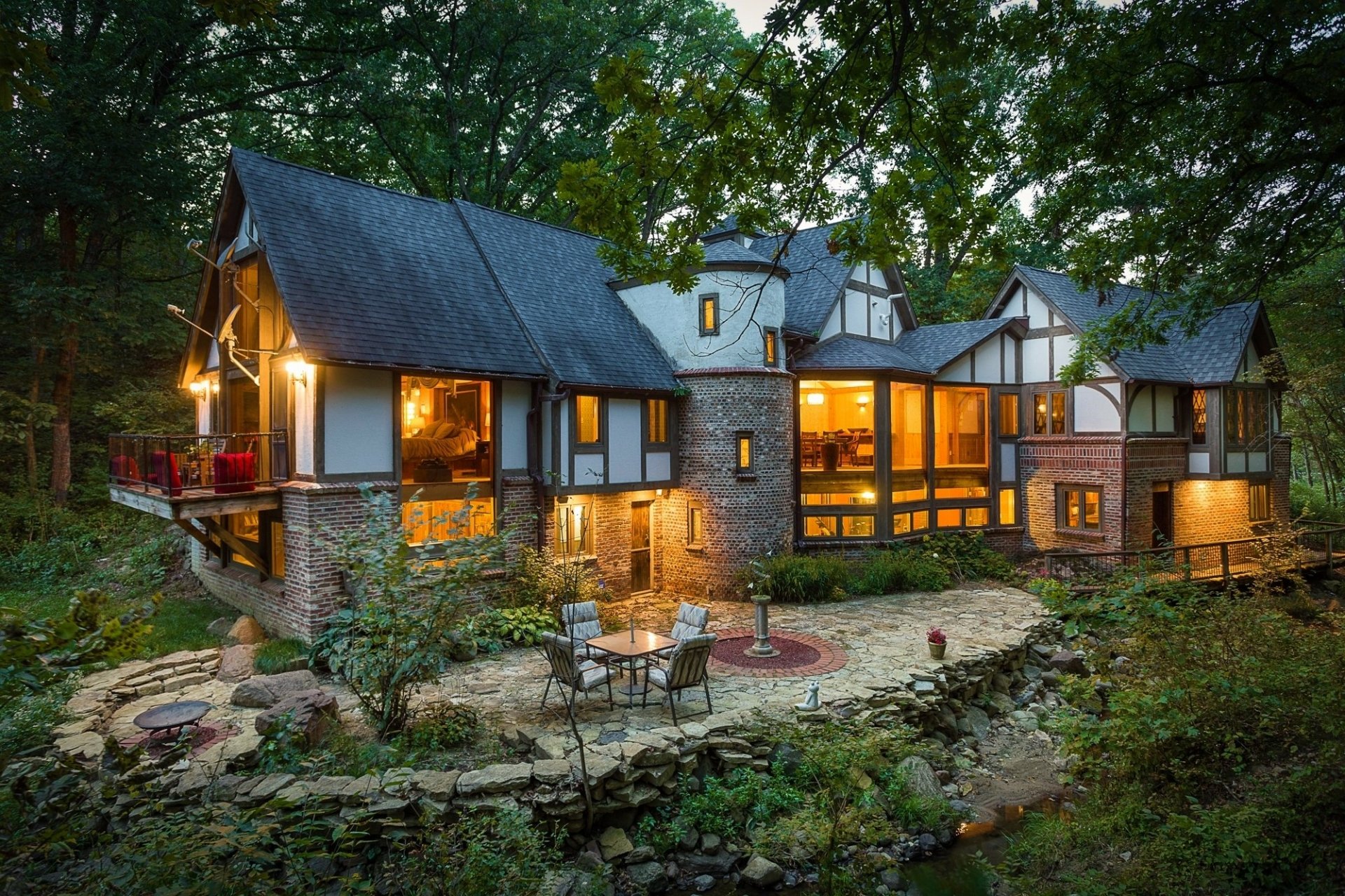 Enchanted Forest Home: Illuminated Retreat Amidst Nature's Embrace