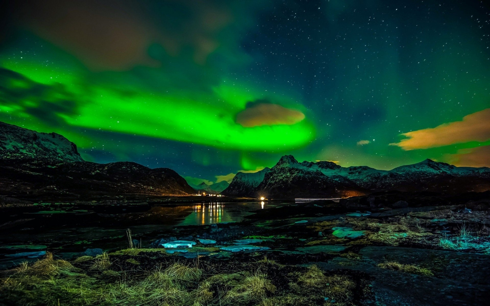 Aurora Borealis HD: Stunning Nature’s Nightlight Wallpaper