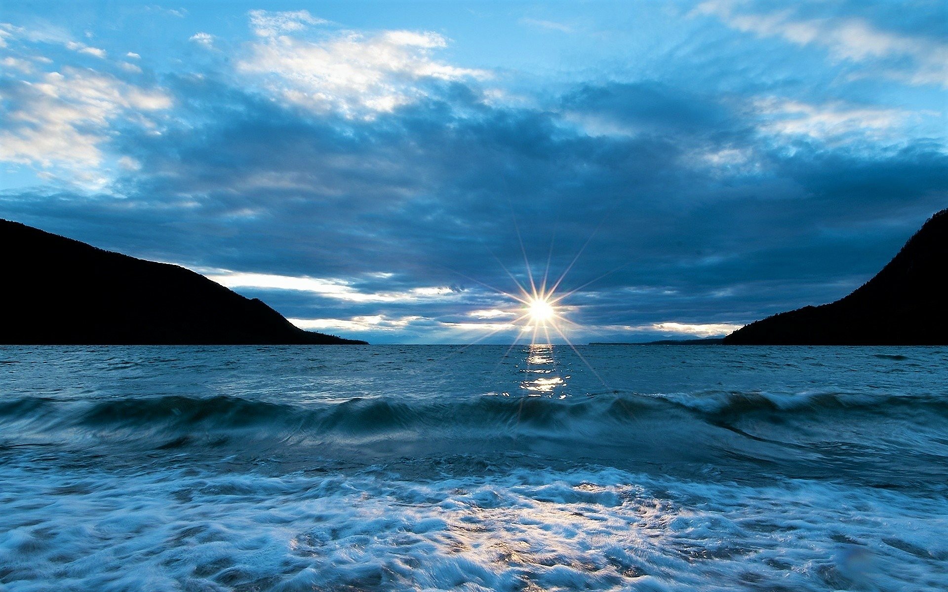Sunbeam Horizon: Majestic Ocean Waves at Blue Sunset HD Wallpaper
