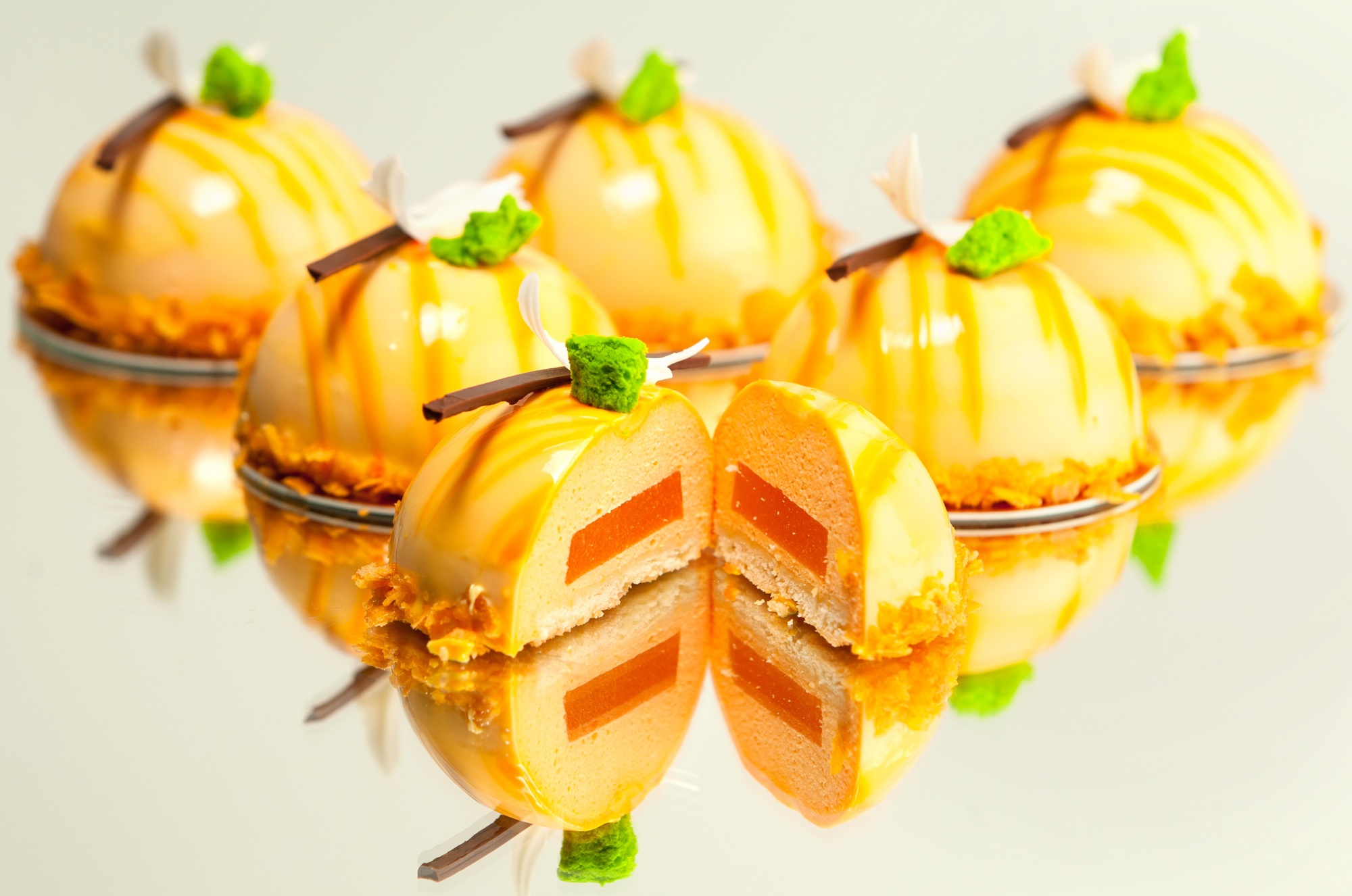 Delightful Pastry Reflections: HD Dessert Elegance