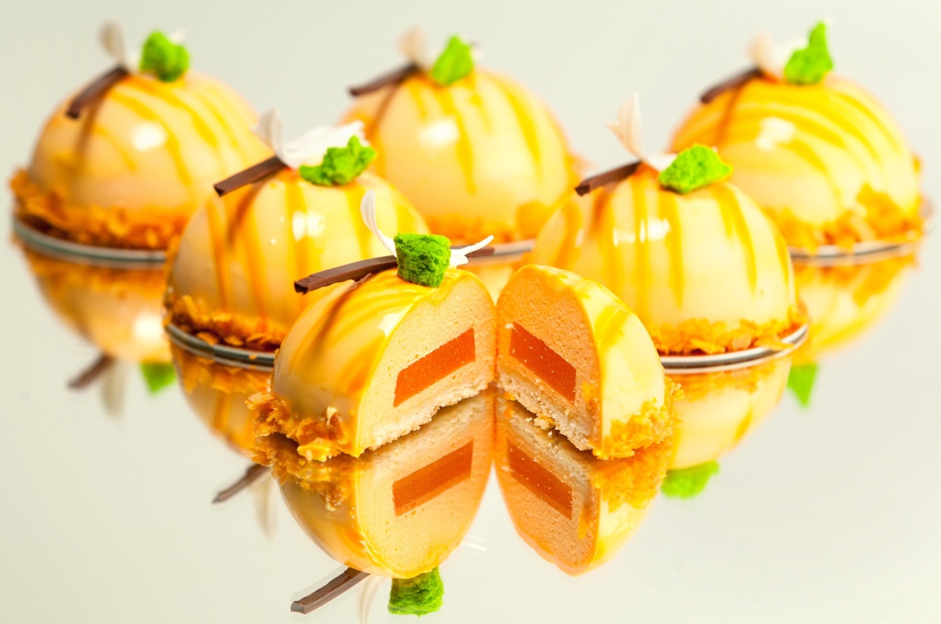 Delightful Pastry Reflections: HD Dessert Elegance