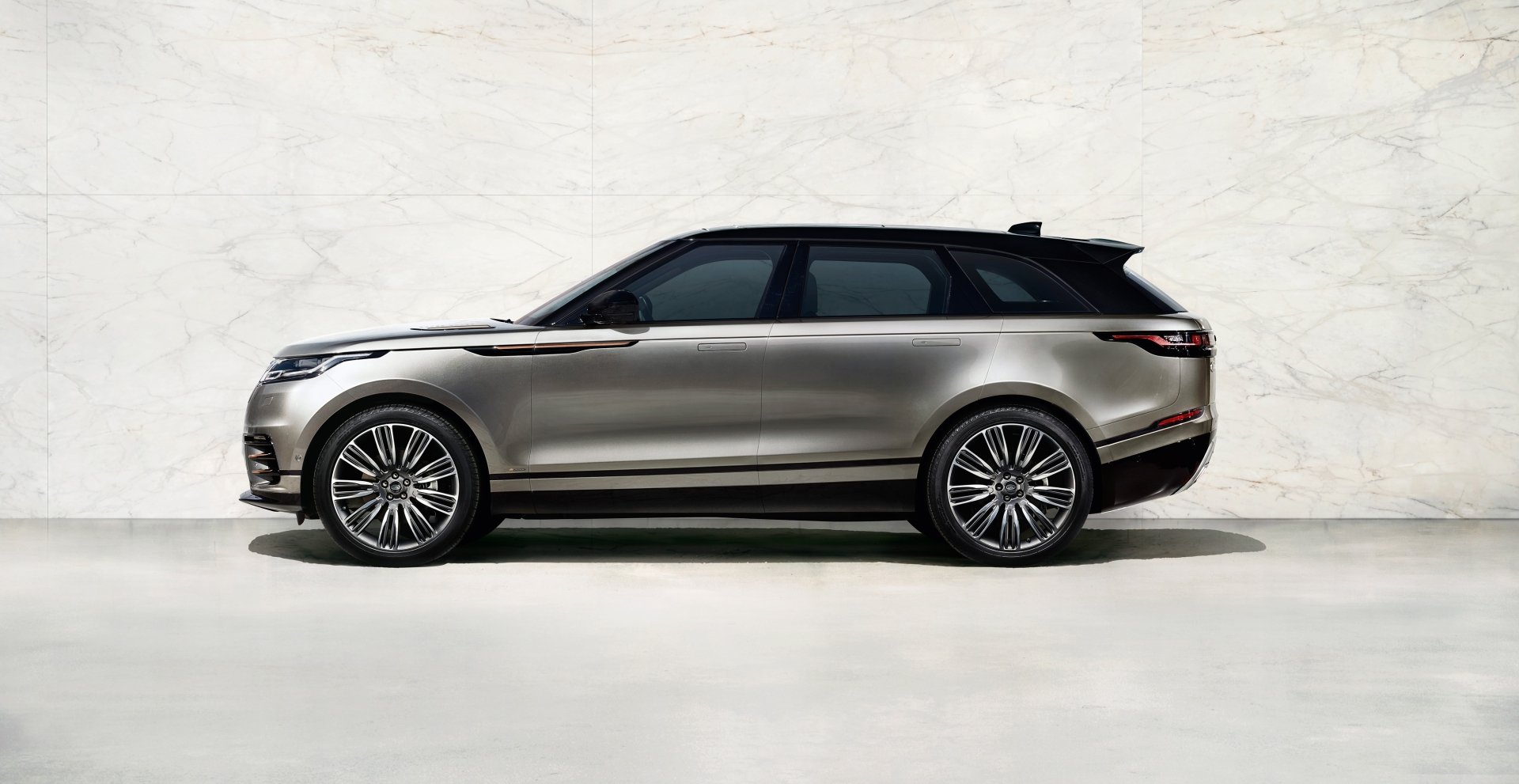 Sleek Silver Range Rover SUV — 2K Quad HD Wallpaper