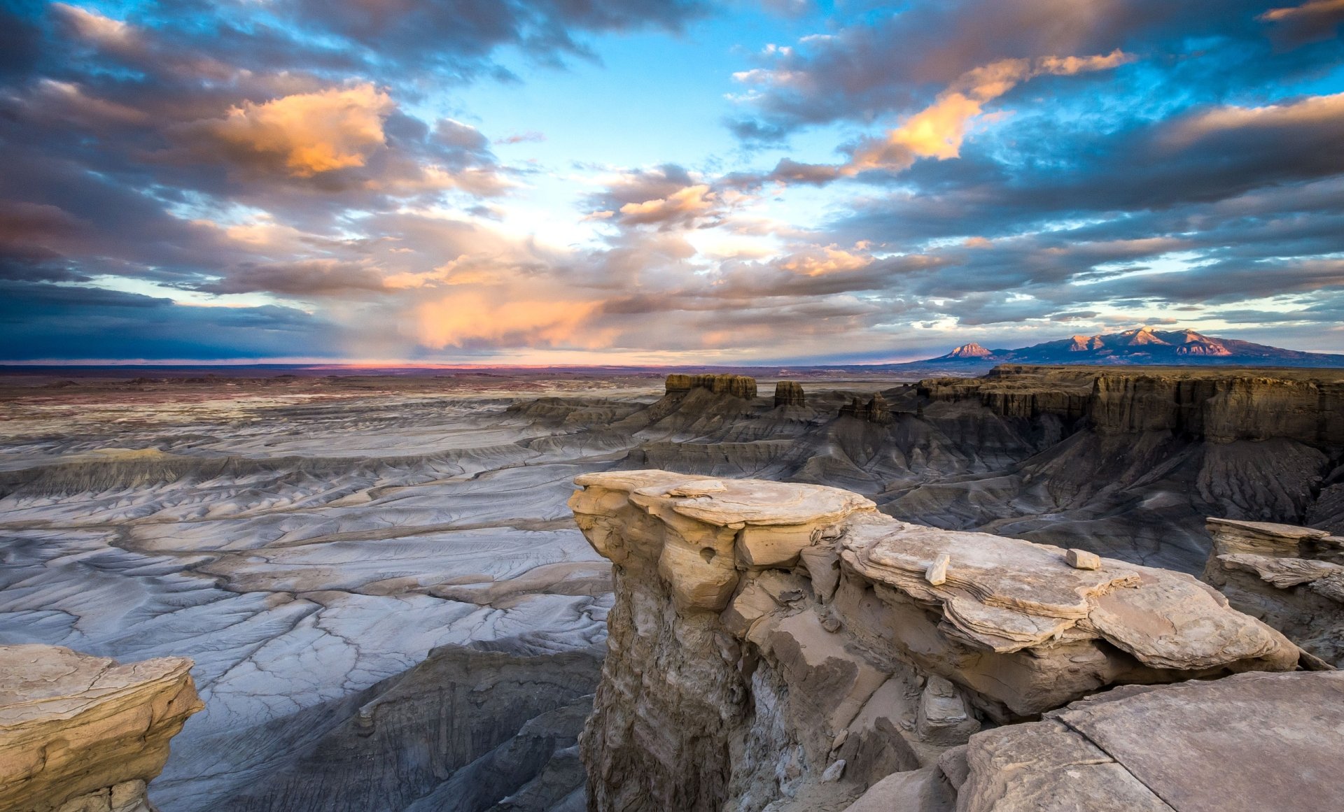 Desert Sky Majesty: Stunning Cloudscape HD Landscape Wallpaper