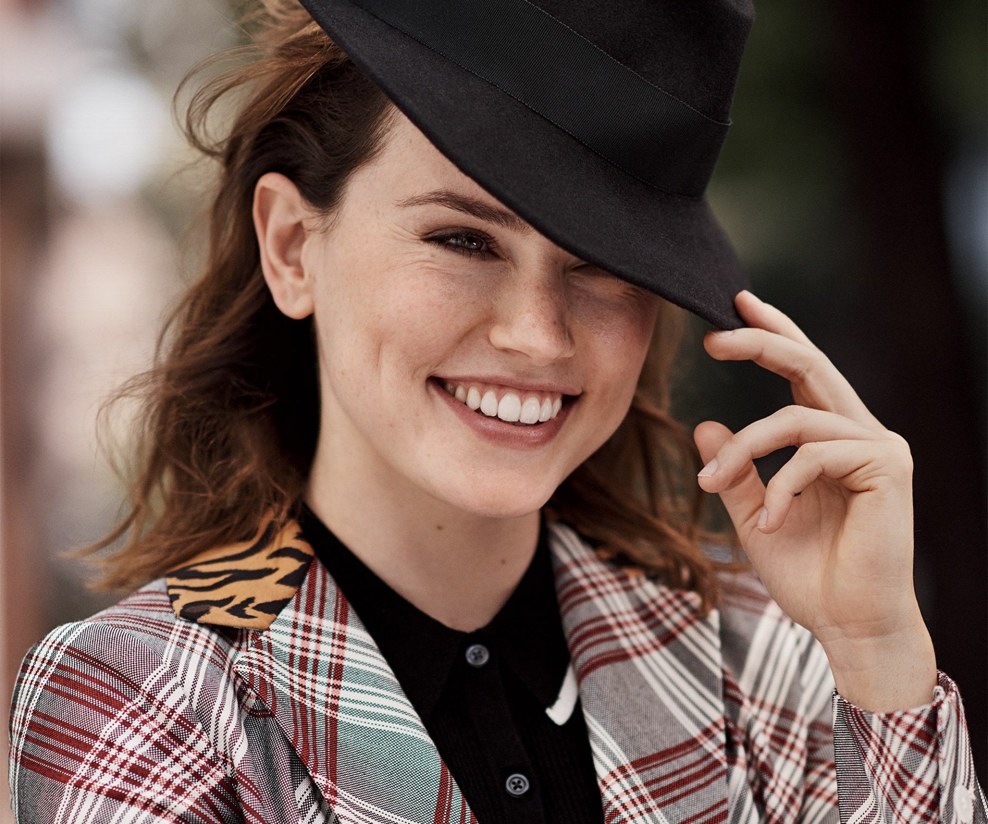 Download Brunette Hat Smile Face English Actress Celebrity Daisy Ridley ...
