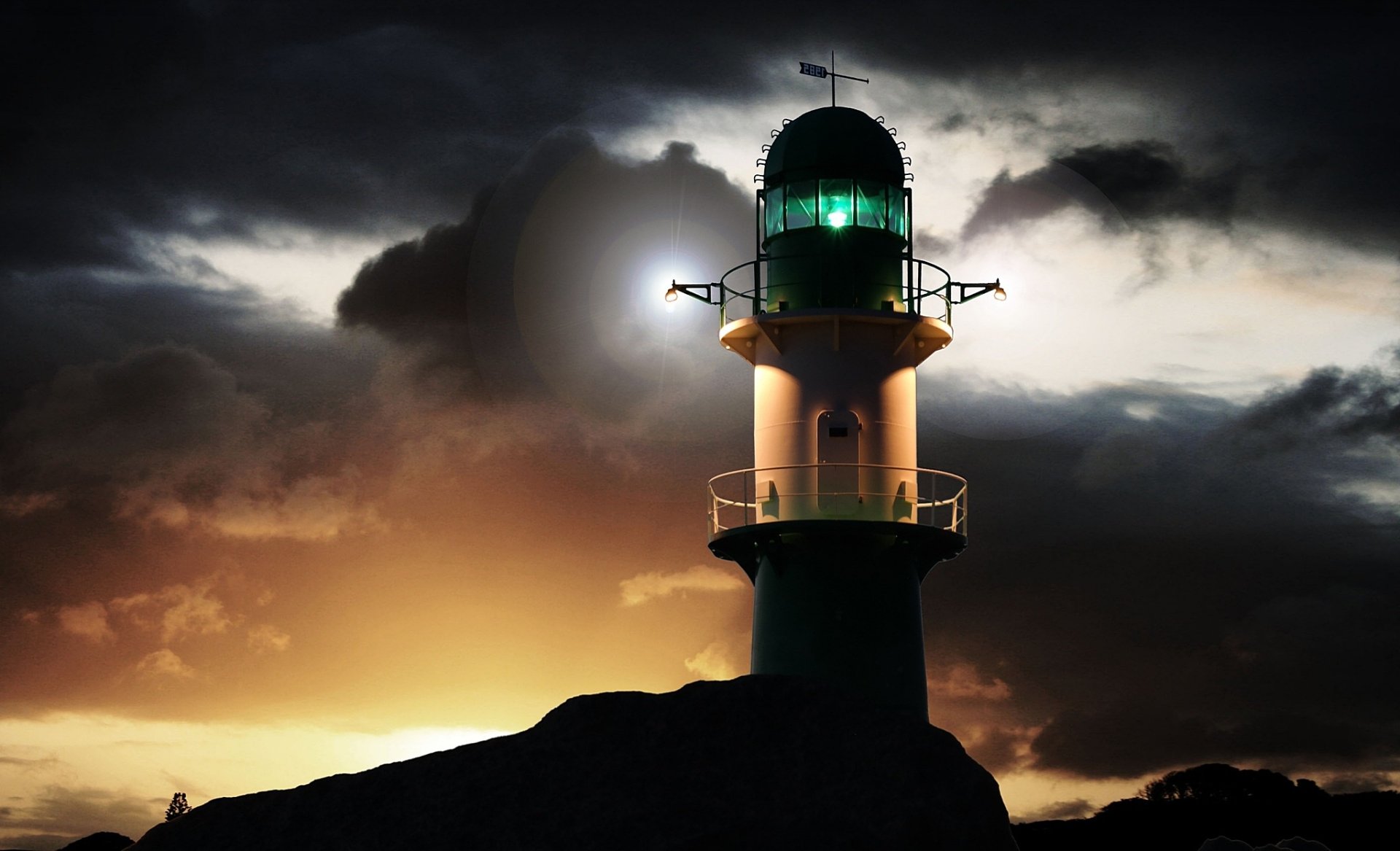 Lighthouse Beacon at Night – Stunning HD Man-Made Marvel