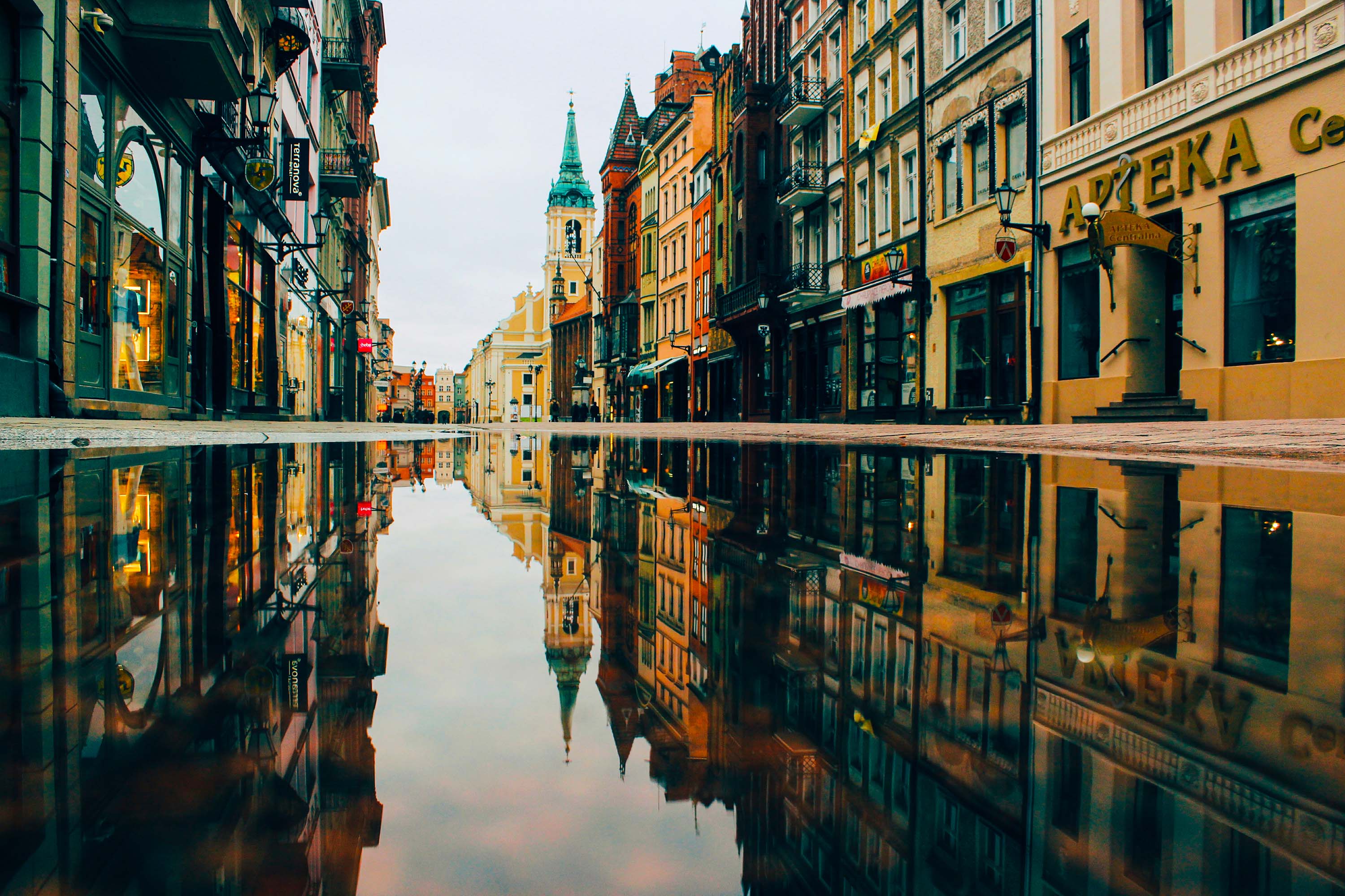 Stunning Urban Reflection: HD Photography Masterpiece