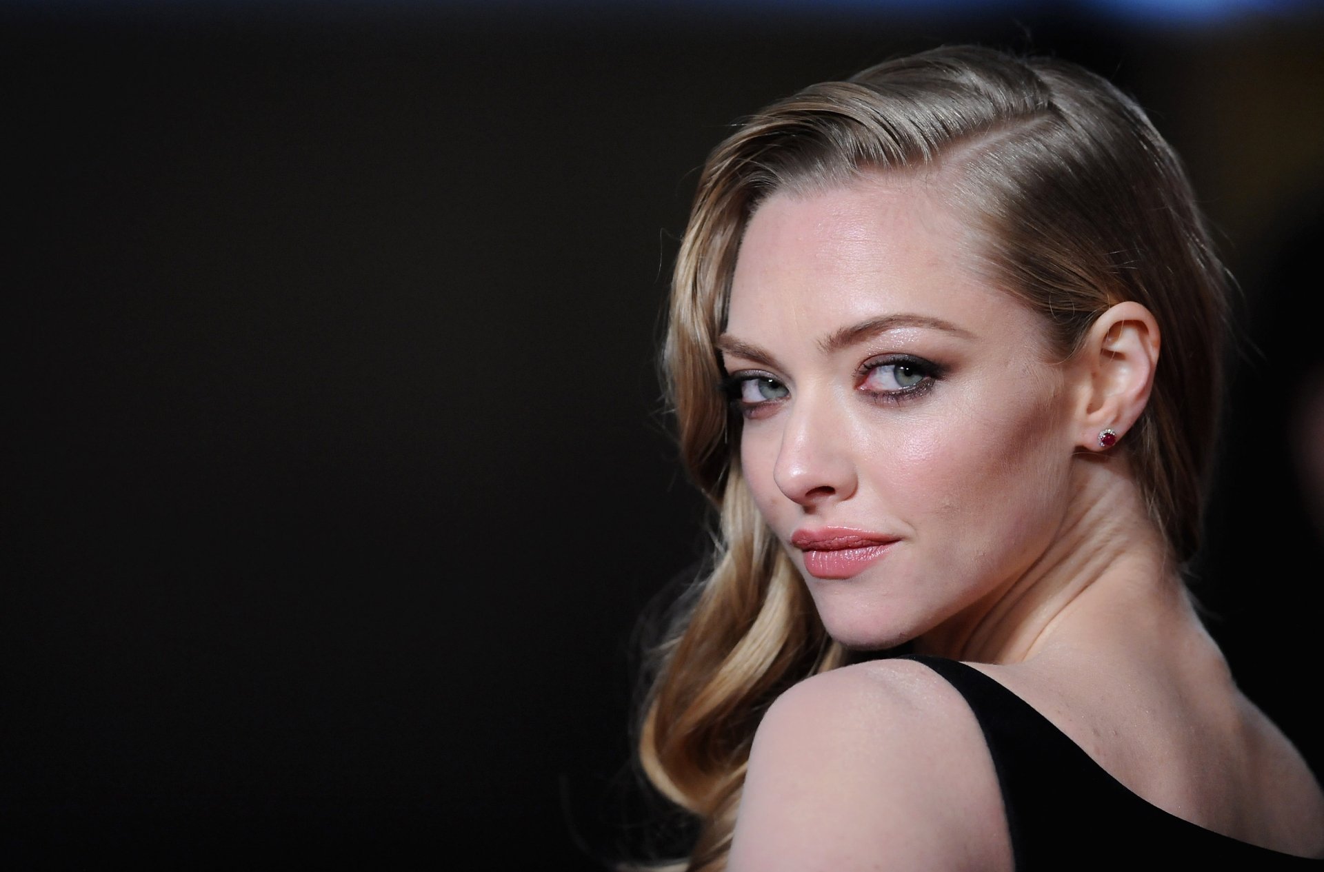 Amanda Seyfried: Stunning Close-Up with Green Eyes & Blonde Glamour HD ...
